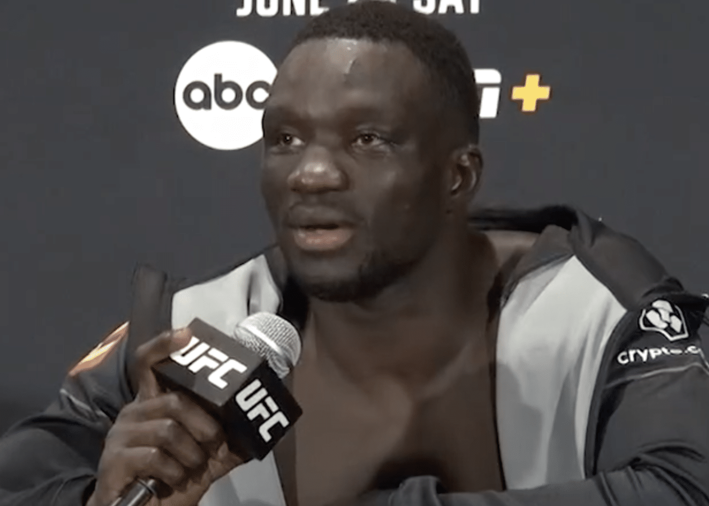 David Onama explica su festejo similar a Israel Adesanya - Elintra.com.ar