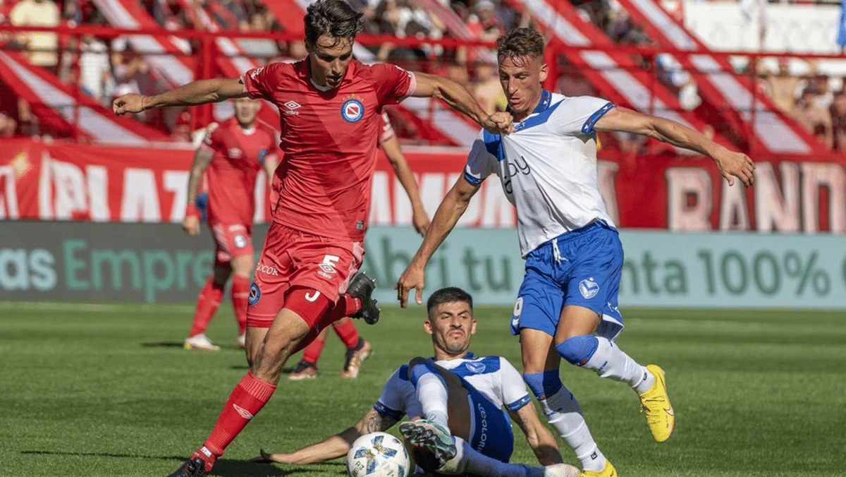 "Vergüenza": jugadores de Vélez se retiran molestos tras no pitar un ...