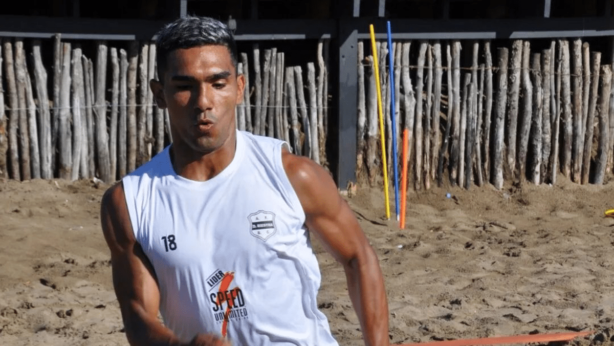 Viral: el futbolista de Riestra que se ganaba la carrera corriendo por ...
