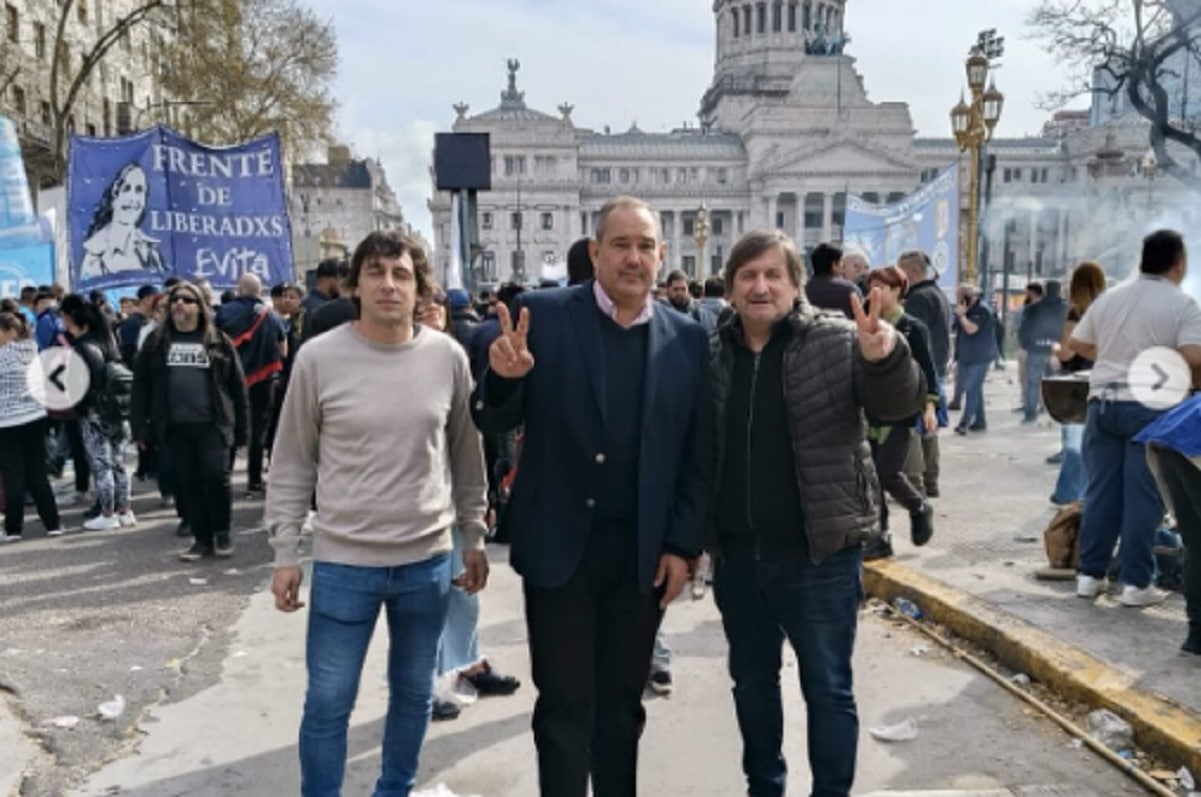 Con los dedos en V y posando para las fotos, Sergio Leavy marchó junto ...
